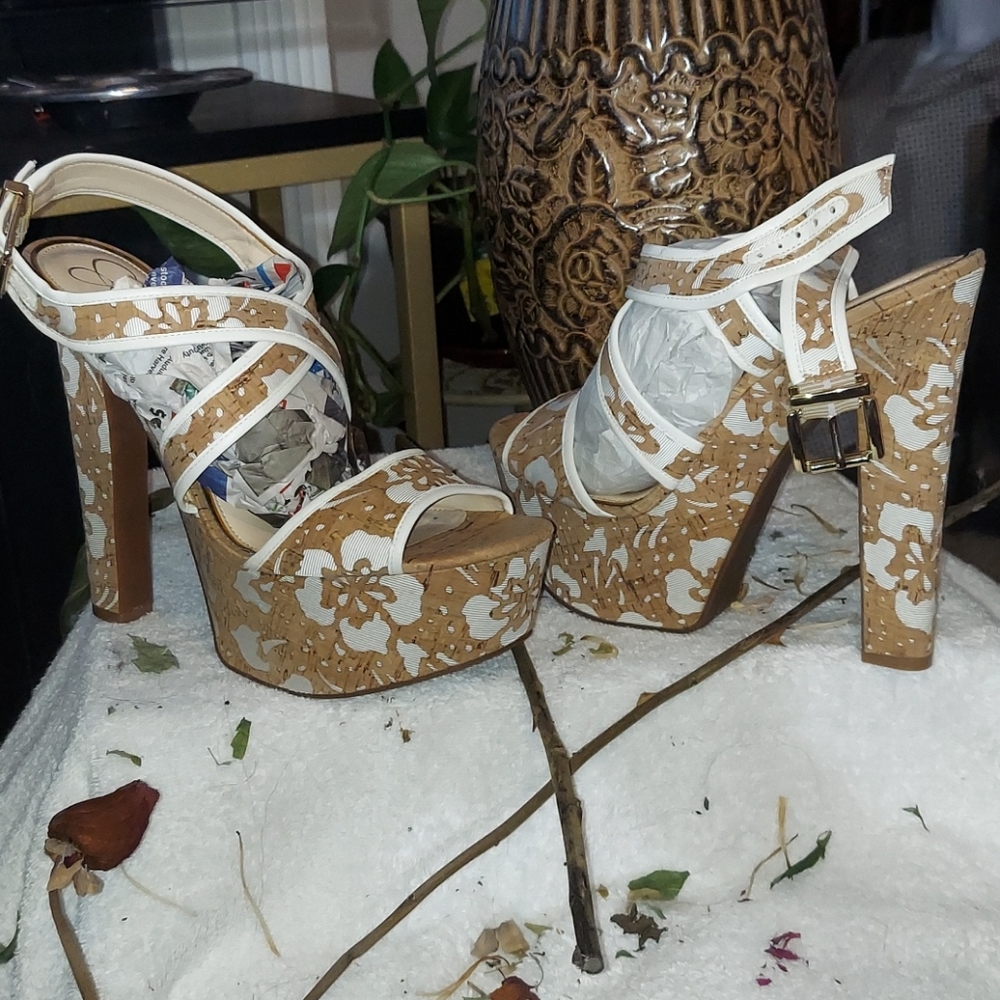Jessica Simpson Ladies Lazar Cut Platform Heels - Gem